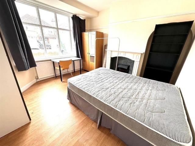 4 bedroom semi detached house to rent
