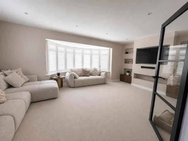 4 bedroom semi detached house to rent