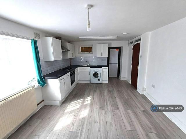 4 bedroom semi detached house to rent
