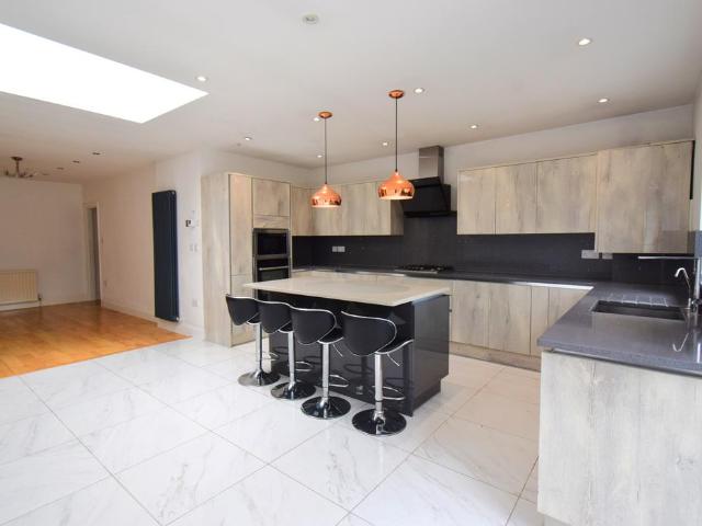 4 bedroom semi detached house to rent
