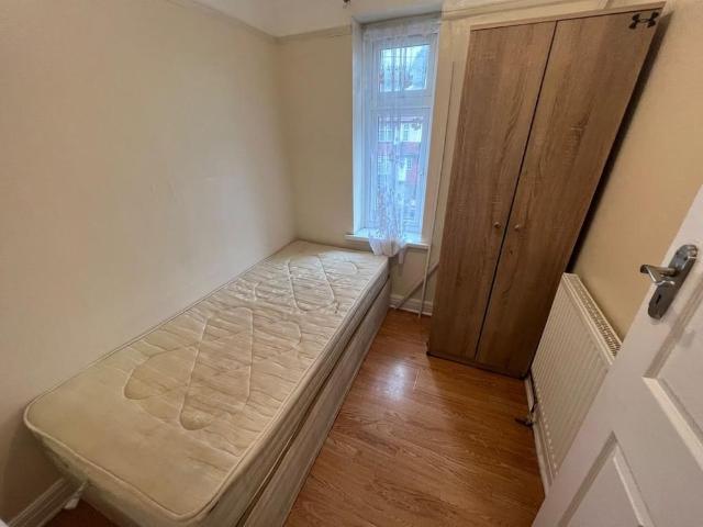 4 bedroom semi detached house to rent