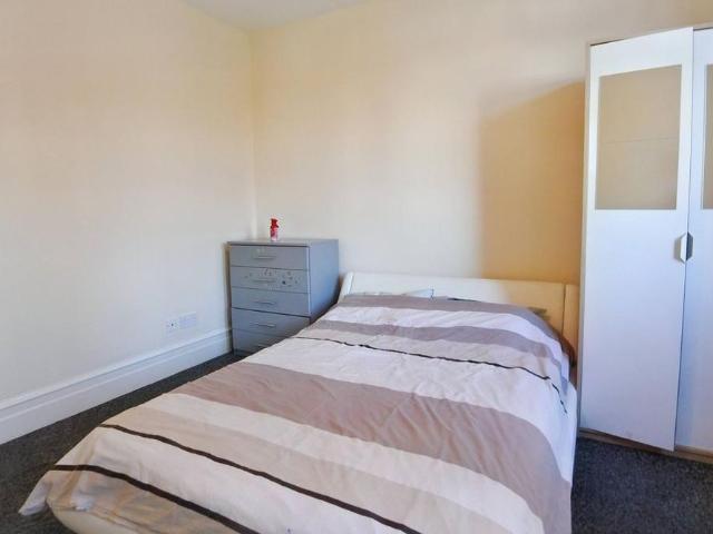 4 bedroom semi detached house to rent