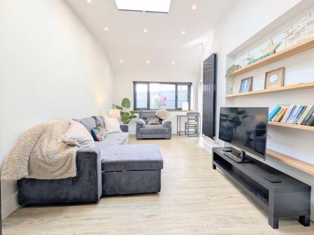 4 bedroom semi detached house to rent