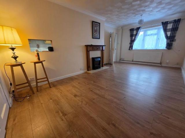 4 bedroom semi detached house to rent