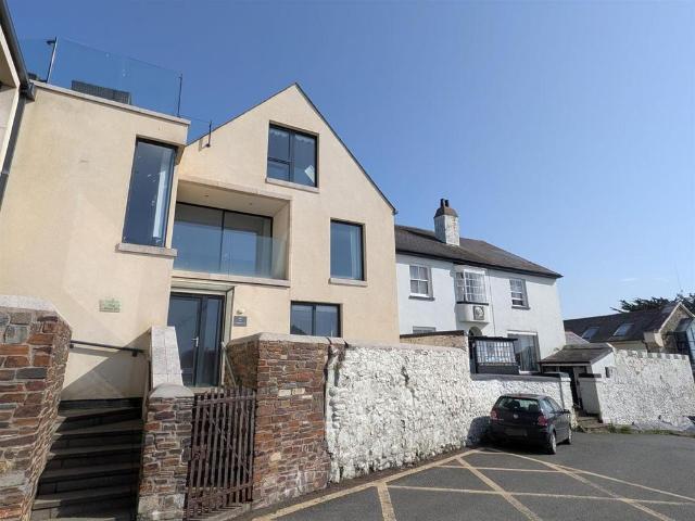 4 bedroom semi detached house to rent