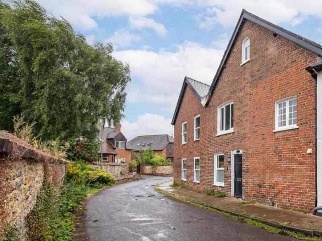 4 bedroom semi detached house to rent