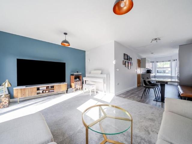 4 bedroom semi detached house to rent