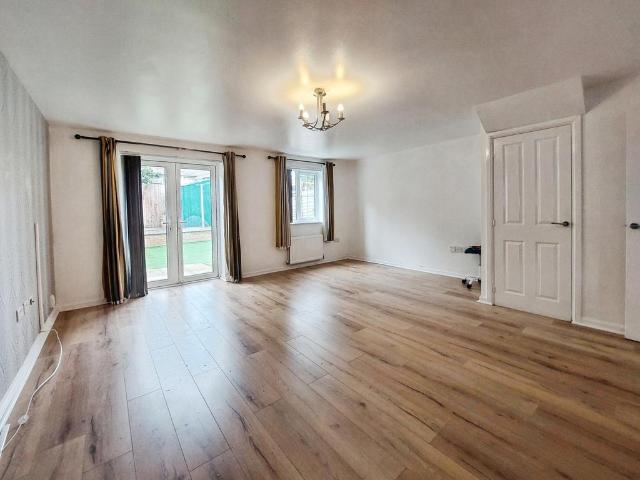 4 bedroom semi detached house to rent