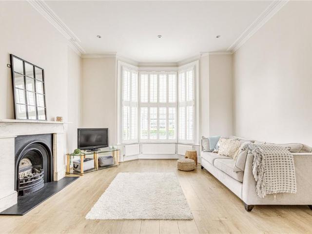 4 bedroom semi detached house to rent