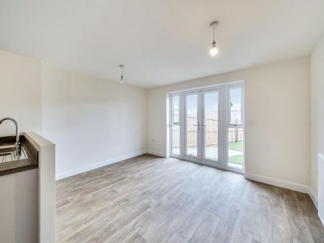 4 bedroom semi detached house to rent