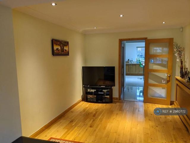4 bedroom semi detached house to rent