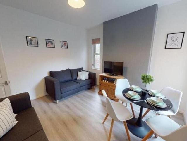 4 bedroom semi detached house to rent