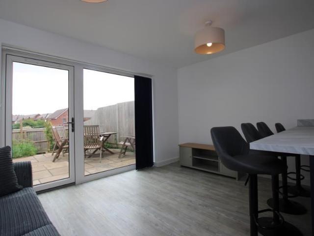 4 bedroom semi detached house to rent