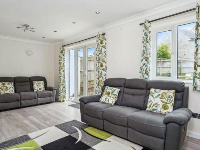 4 bedroom semi detached house to rent