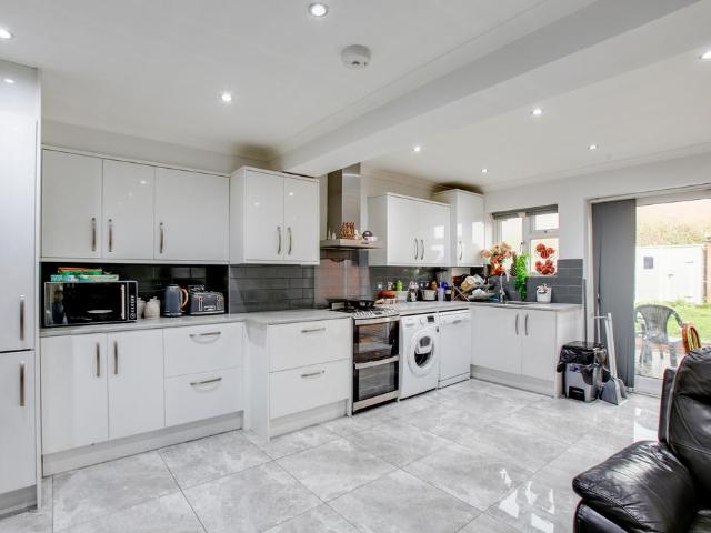 4 bedroom semi detached house to rent