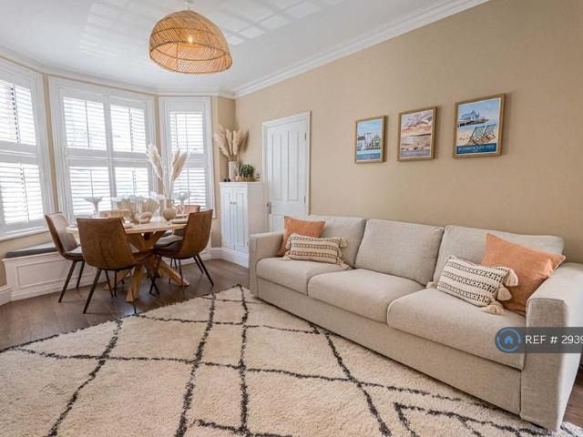 4 bedroom semi detached house to rent