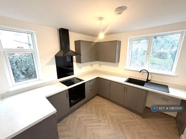 4 bedroom semi detached house to rent