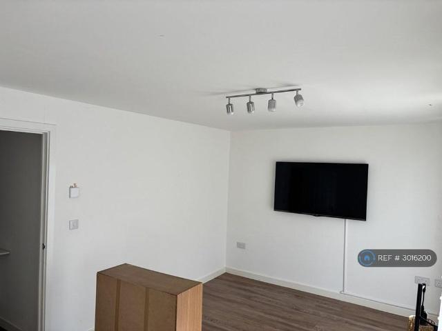 4 bedroom semi detached house to rent