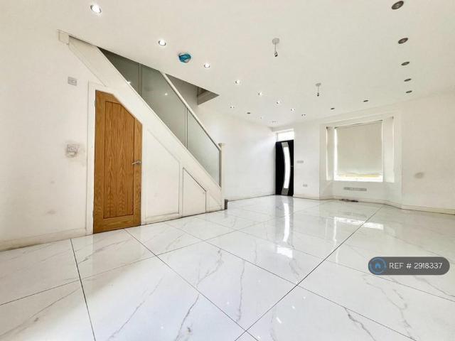 4 bedroom semi detached house to rent
