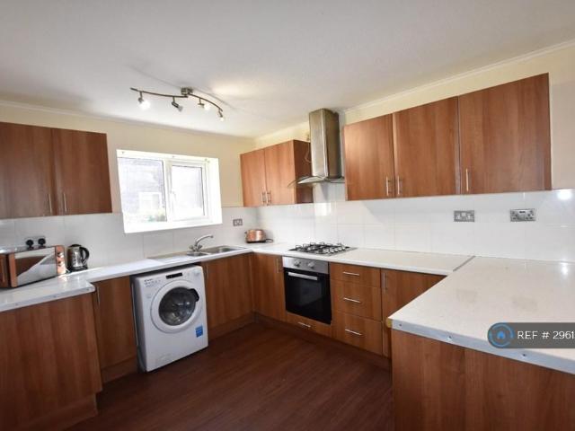 4 bedroom semi detached house to rent