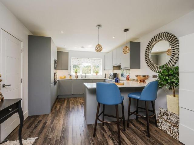 4 bedroom semi detached house to rent