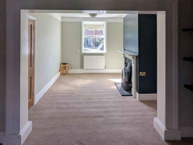 4 bedroom semi detached house to rent