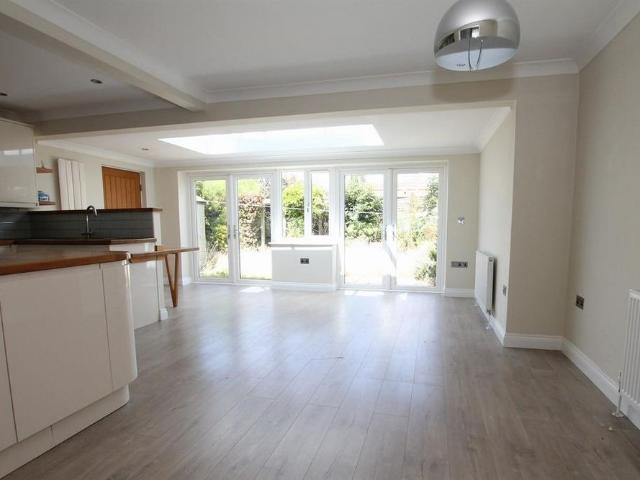 4 bedroom semi detached house to rent