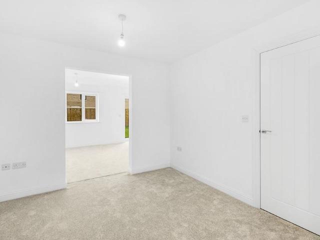 4 bedroom semi detached house to rent