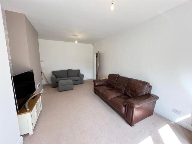 4 bedroom semi detached house to rent