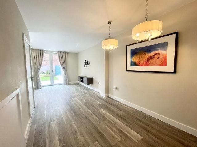 4 bedroom semi detached house to rent