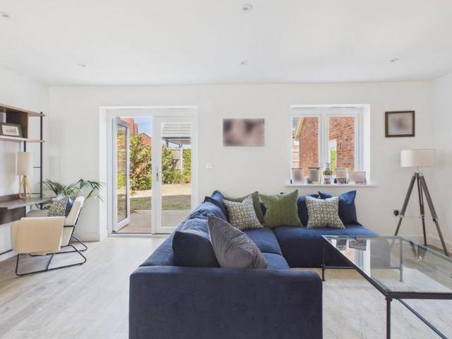 4 bedroom semi detached house to rent