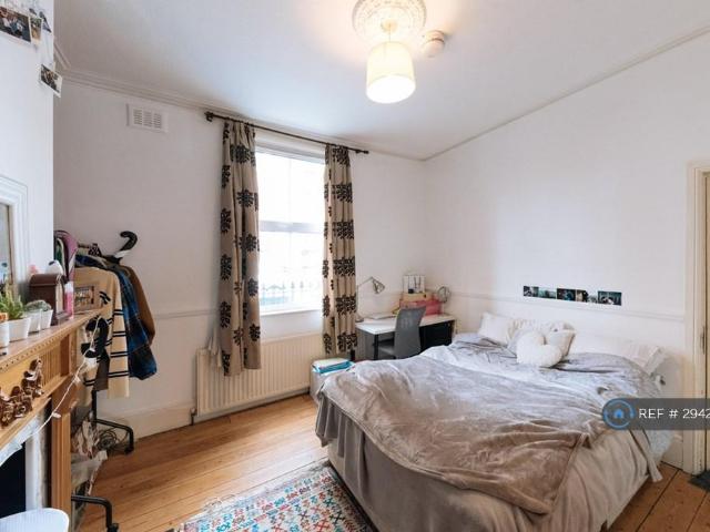 4 bedroom semi detached house to rent