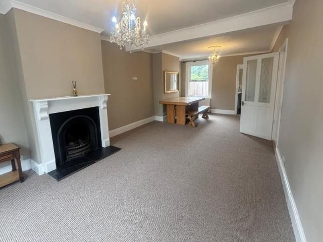 4 bedroom semi detached house to rent