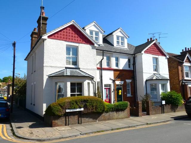 4 bedroom semi detached house to rent