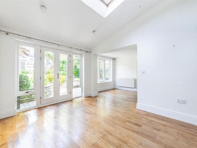 4 bedroom semi detached house to rent