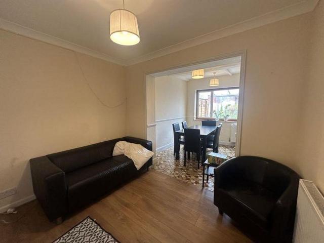 4 bedroom semi detached house to rent