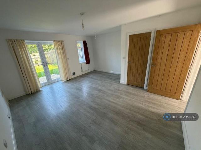 4 bedroom semi detached house to rent