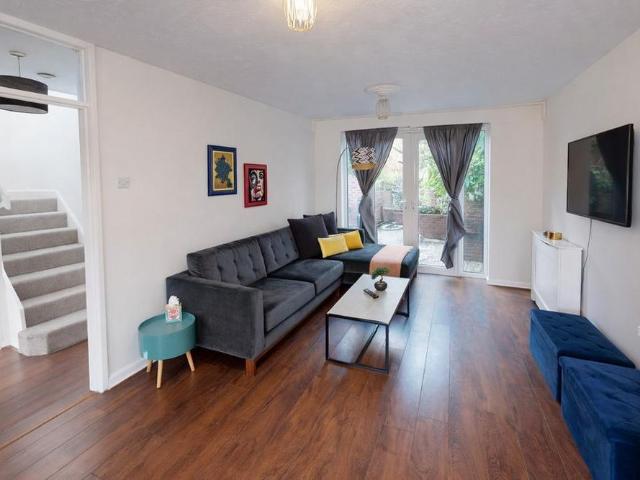 4 bedroom semi detached house to rent