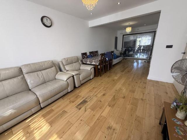 4 bedroom semi detached house to rent
