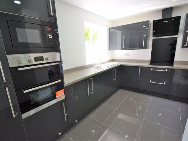 4 bedroom semi detached house to rent