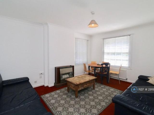 4 bedroom semi detached house to rent
