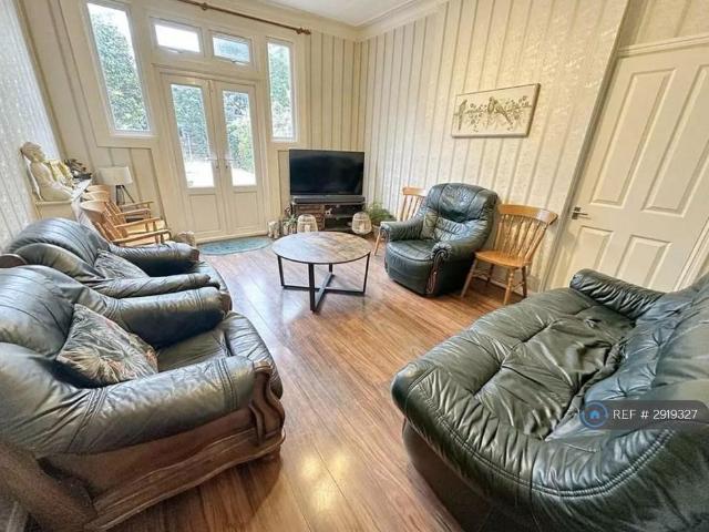 4 bedroom semi detached house to rent