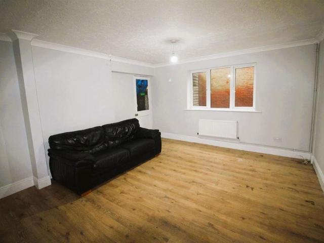 4 bedroom semi detached house to rent