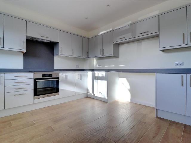 4 bedroom semi detached house to rent