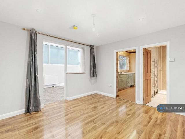 4 bedroom semi detached house to rent