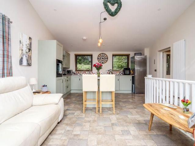 4 bedroom semi detached house to rent