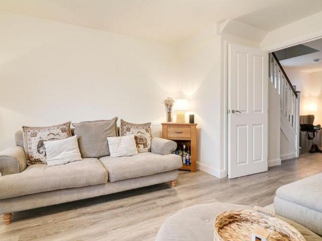 4 bedroom semi detached house to rent