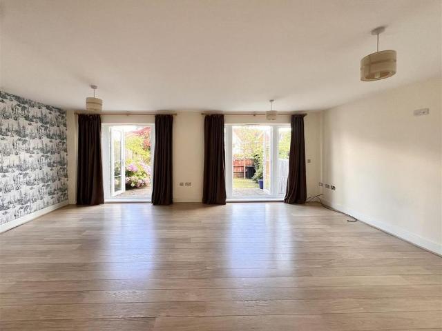 4 bedroom semi detached house to rent