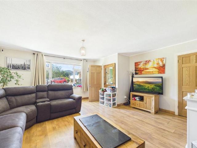 4 bedroom semi detached house to rent