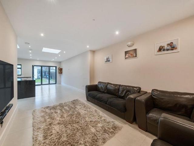 4 bedroom semi detached house to rent